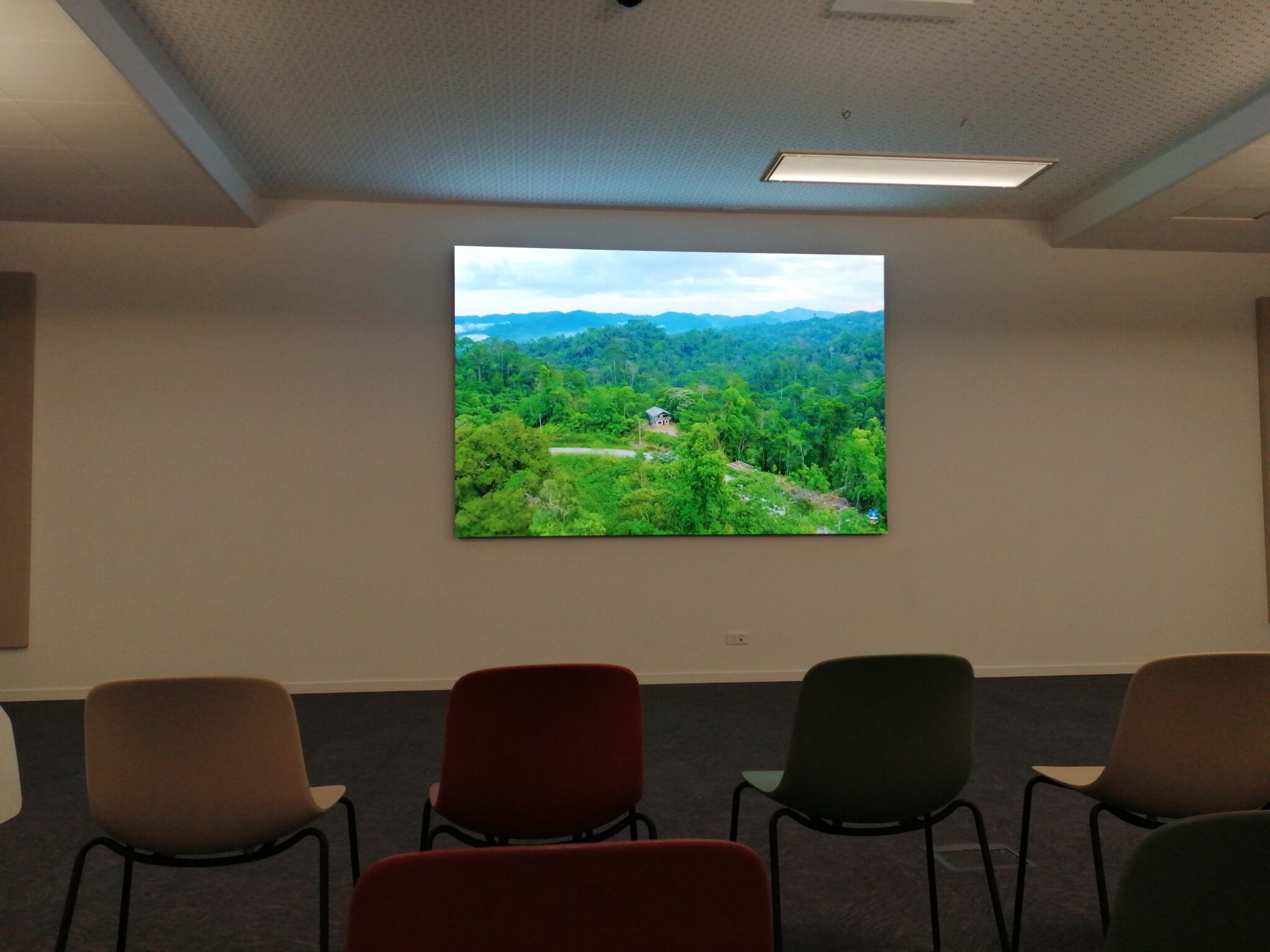 Installation d'une TV LED géante 138" 4K écran 300 cm - Imeens